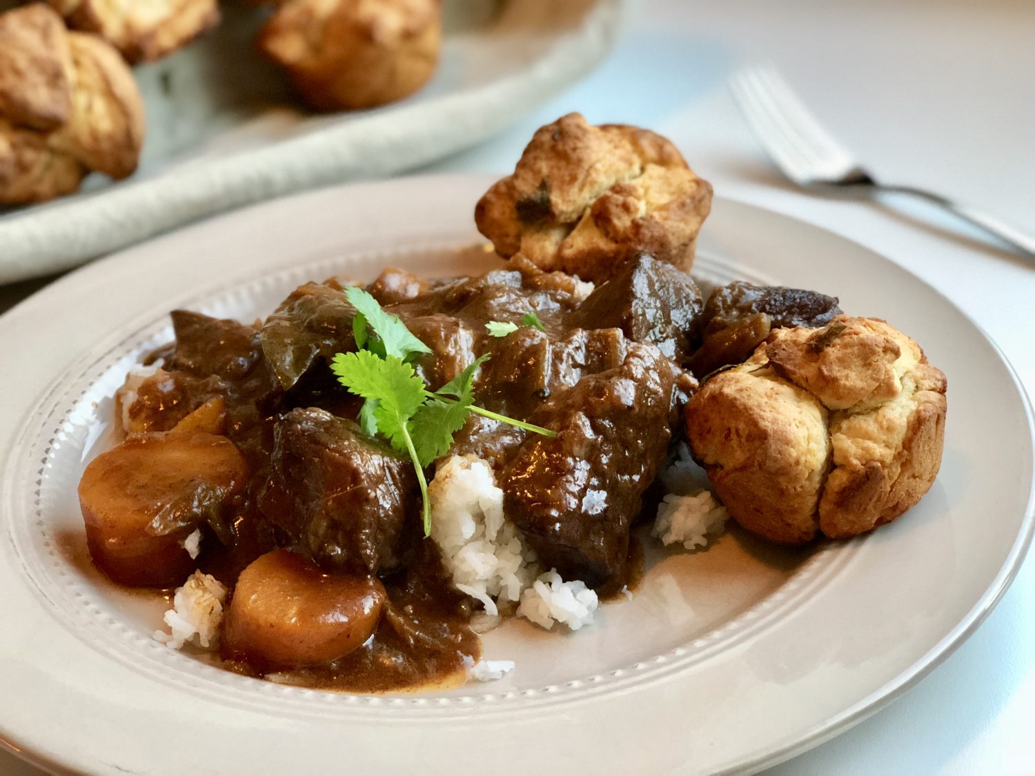 Smakfull oksegryte med hjemmelagde hvitløksbrytebrød – Henriettes matblogg