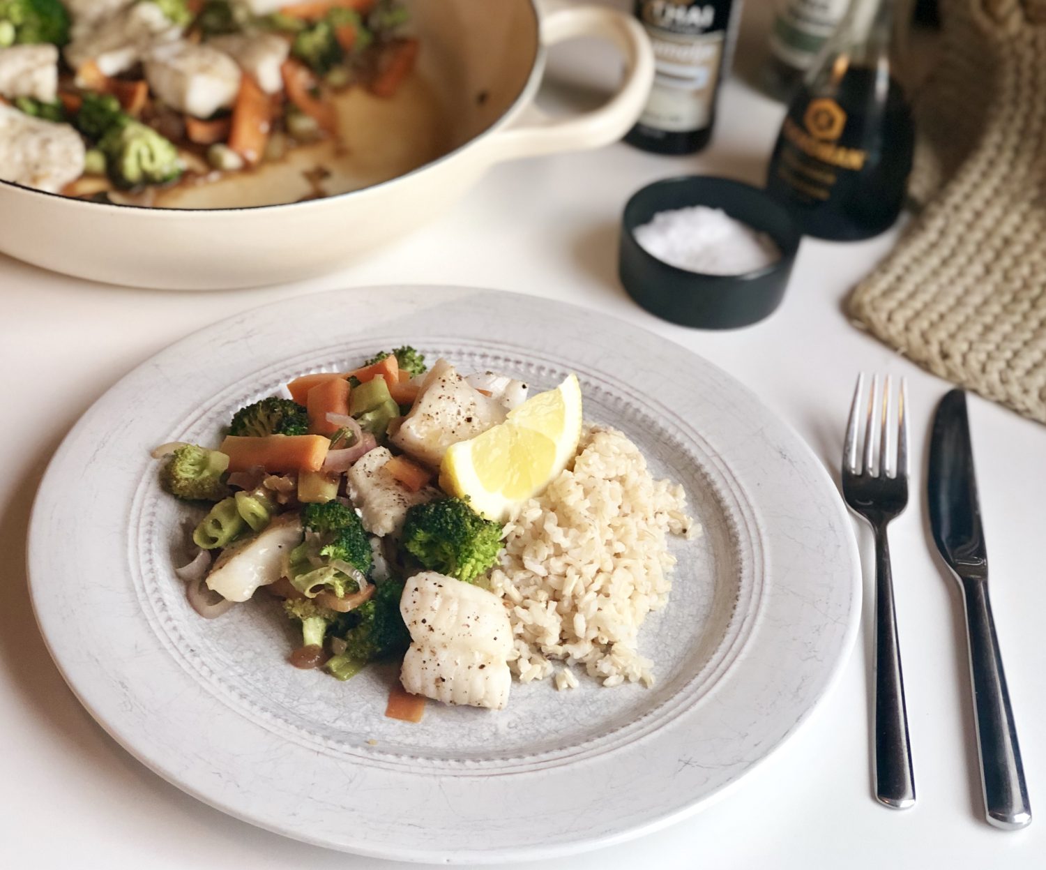 Steinbitfilet med grønnsaker og brun ris – Henriettes matblogg