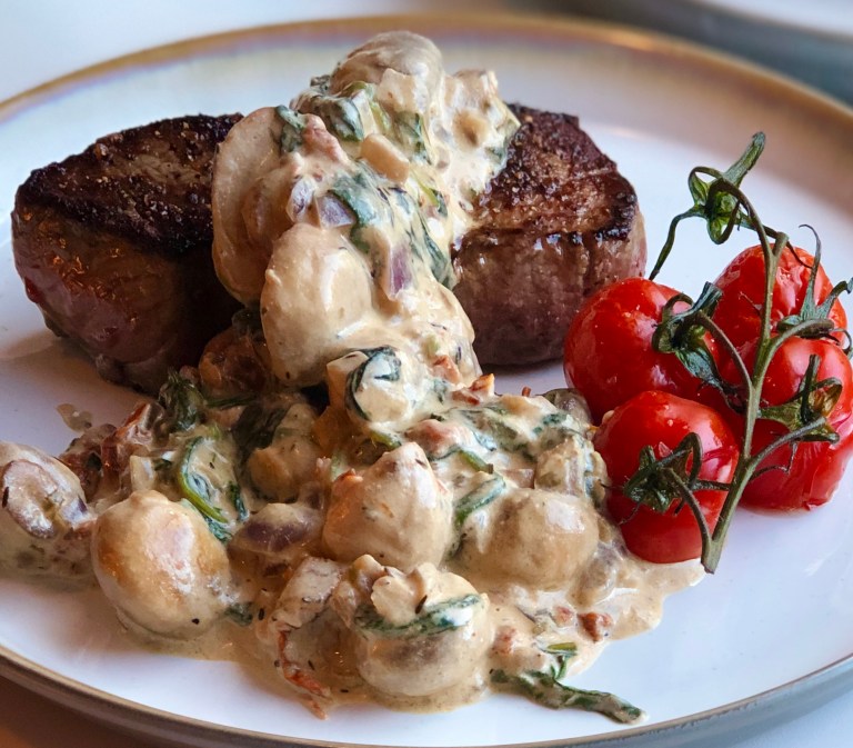 Biff med sopp, spinat og soltørket tomat i kremet saus – Henriettes ...