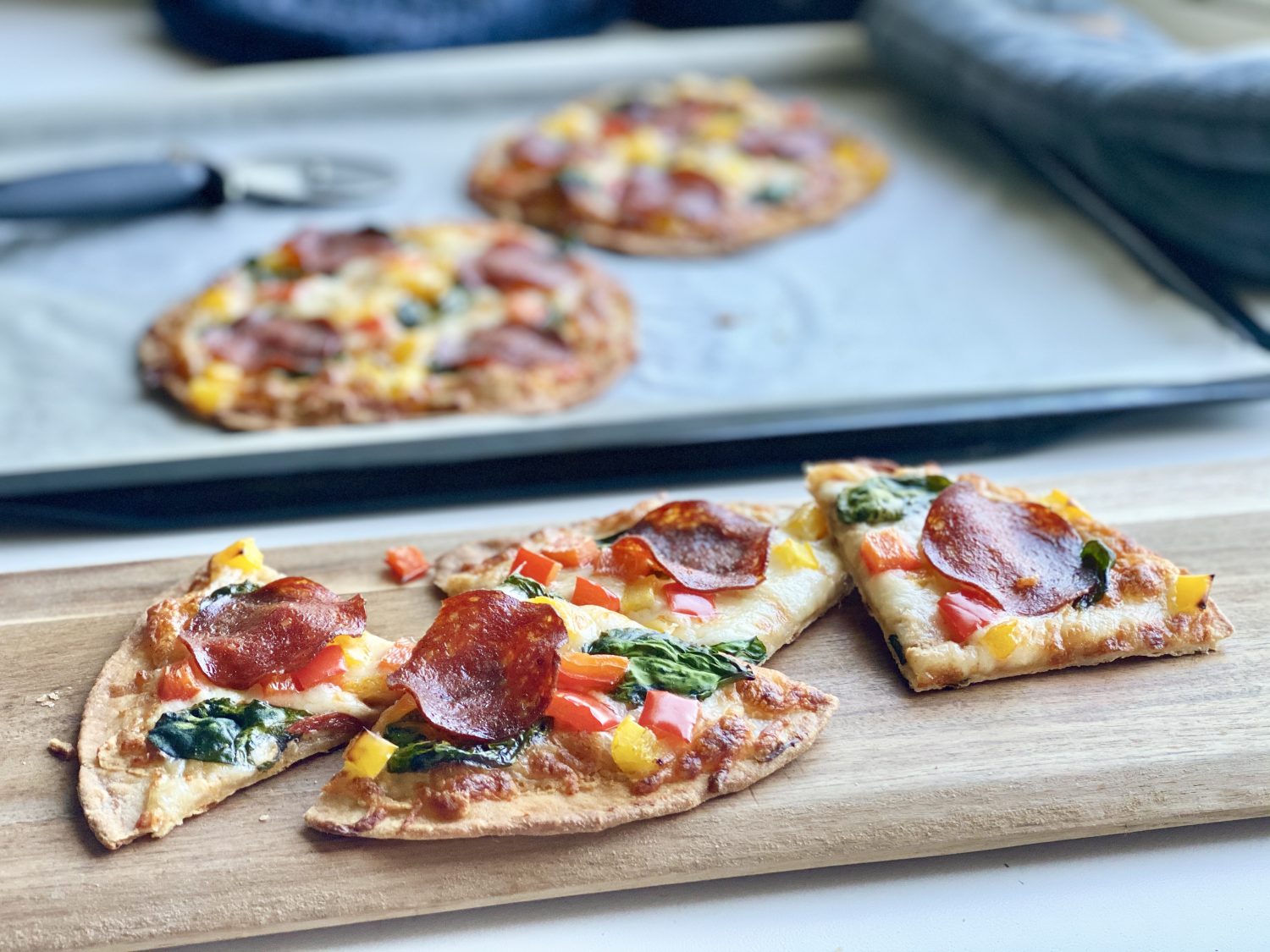 Lefsepizza med hummus, pepperoni, spinat og paprika – Henriettes matblogg