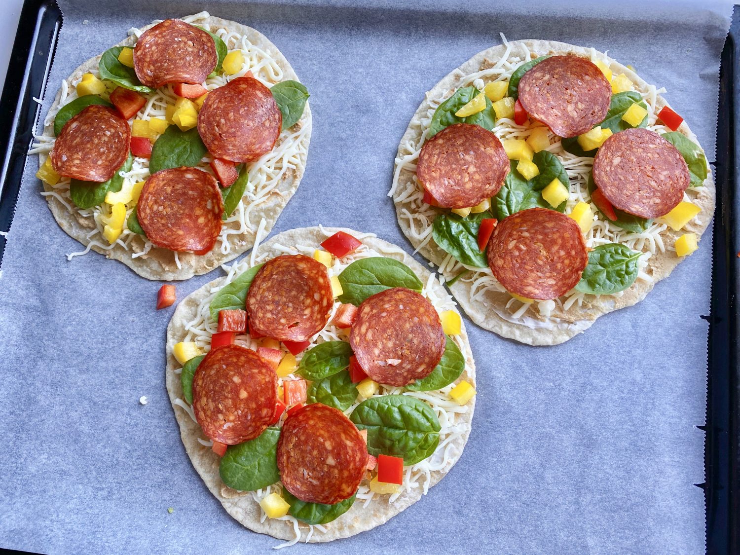 Lefsepizza med hummus, pepperoni, spinat og paprika – Henriettes matblogg