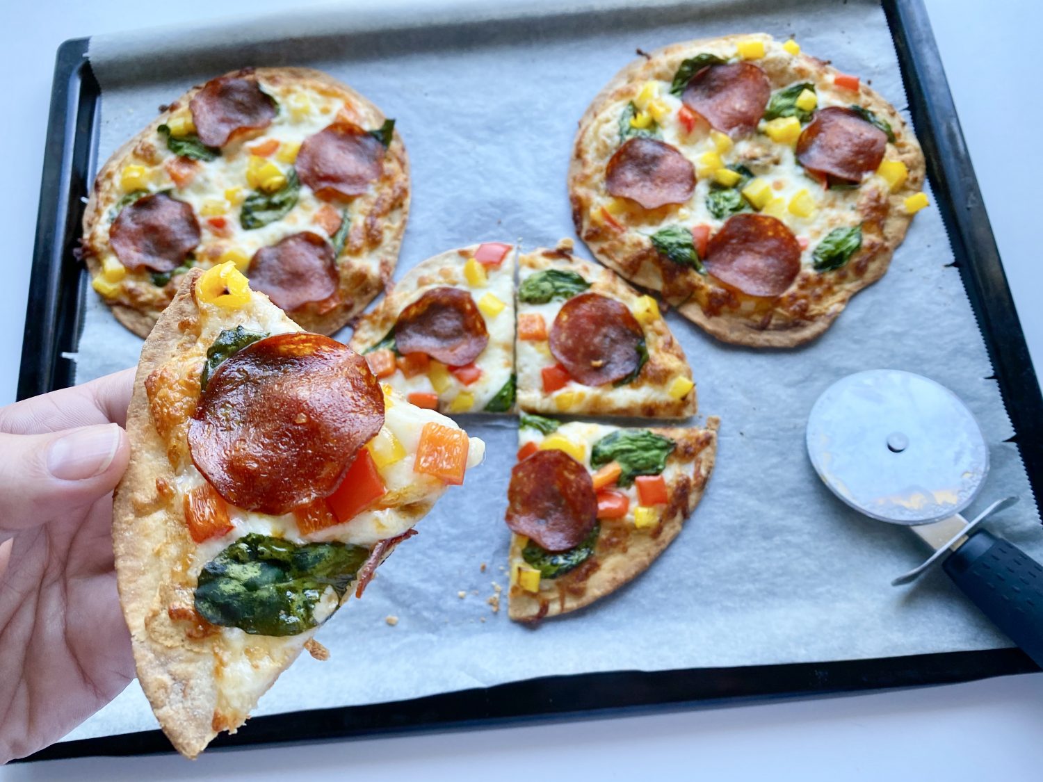 Lefsepizza med hummus, pepperoni, spinat og paprika – Henriettes matblogg