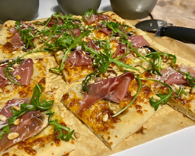 Langpannepizza med hvit saus – Henriettes matblogg