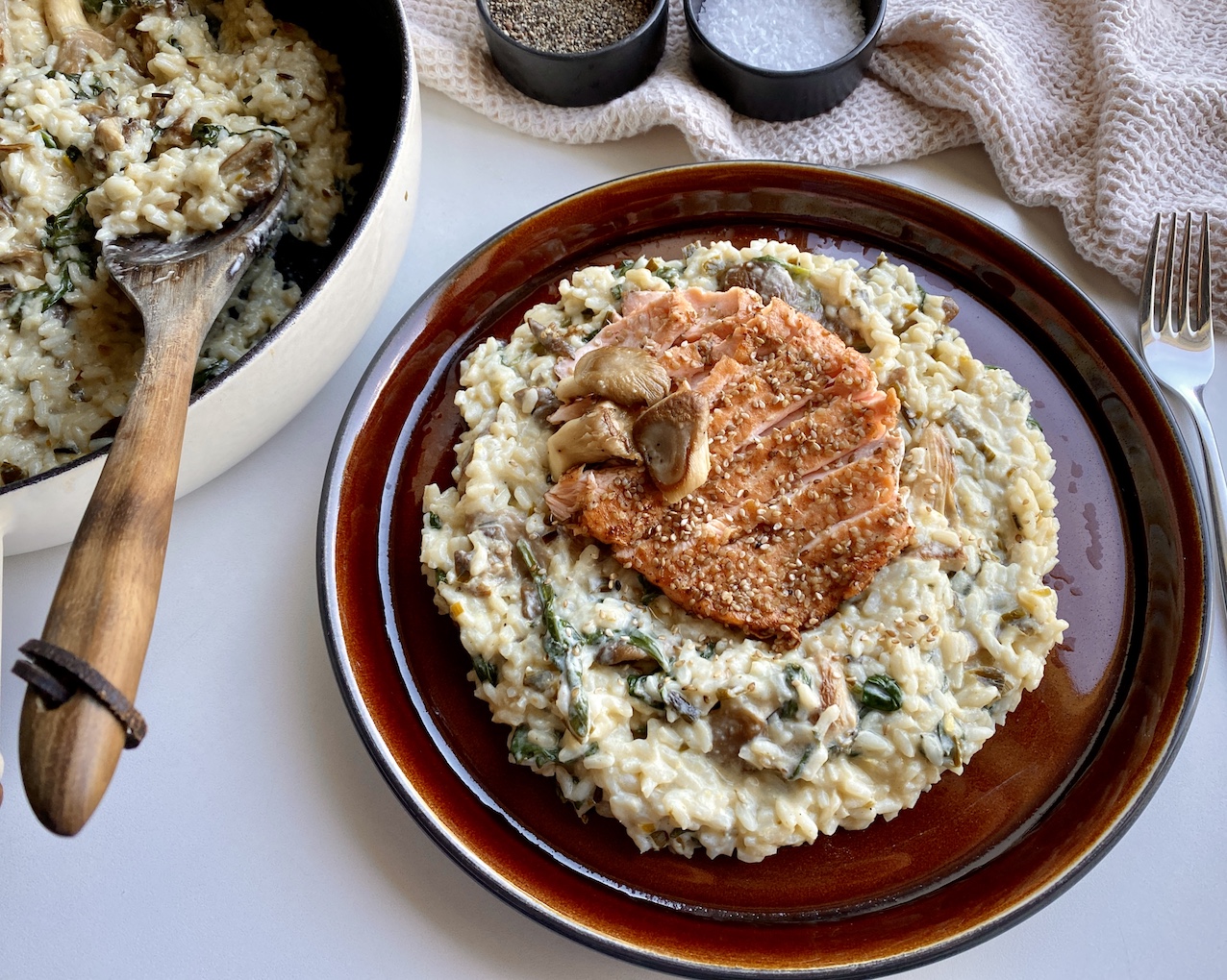 Kremet sopp og spinatrisotto med sesamstekt salmalaks – Henriettes matblogg