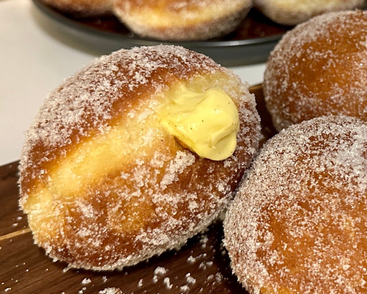 Berlinerboller med vaniljekrem og sjokoladekrem – Henriettes matblogg