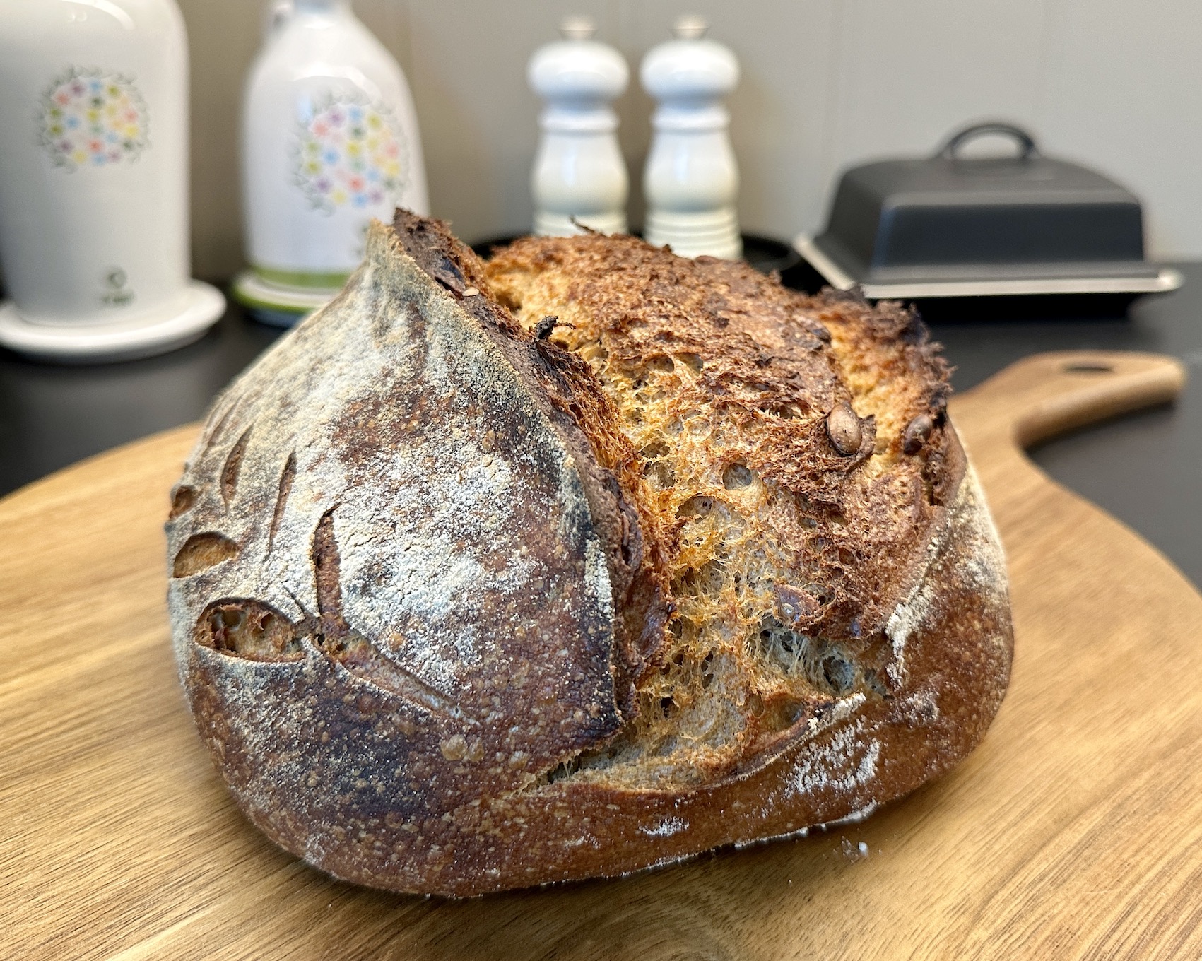 Grovt surdeigsbrød med hvete, emmer, rug og gresskarkjerner ...