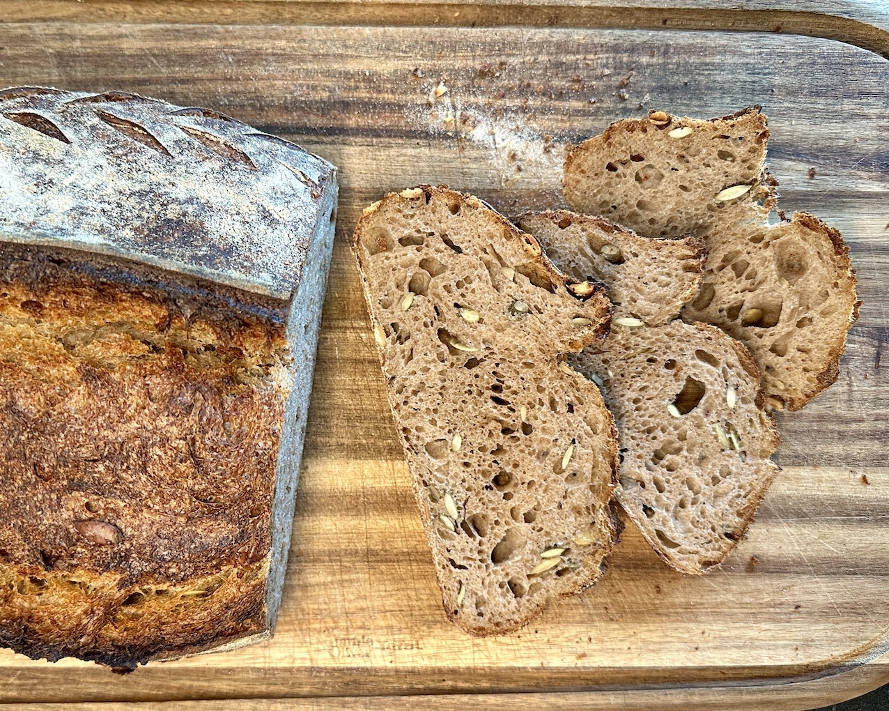 Grovt surdeigsbrød med hvete, emmer, rug og gresskarkjerner ...