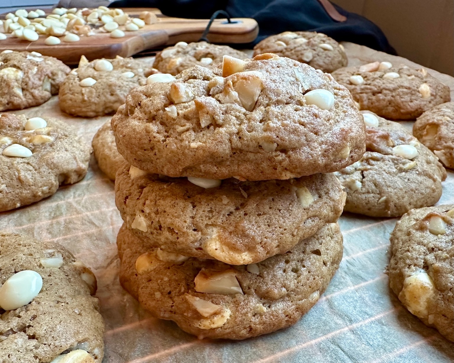 Cookies med five spice krydder, hvit sjokolade og macadamianøtter ...