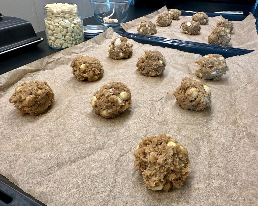 Cookies med five spice krydder, hvit sjokolade og macadamianøtter ...