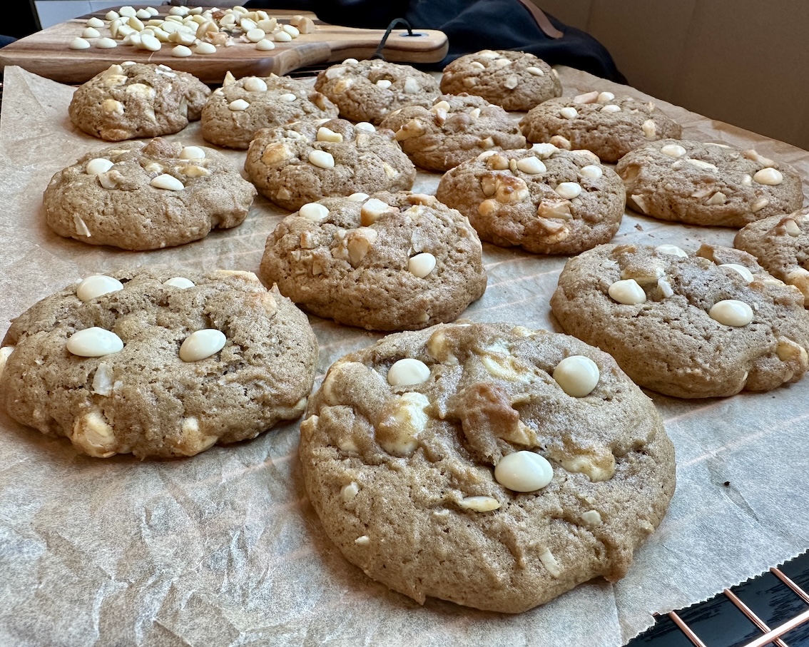 Cookies med five spice krydder, hvit sjokolade og macadamianøtter ...
