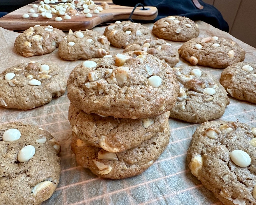 Cookies med five spice krydder, hvit sjokolade og macadamianøtter ...
