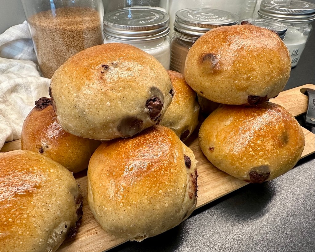 Surdeigsboller med mørk sjokolade og five spice krydder – Henriettes ...