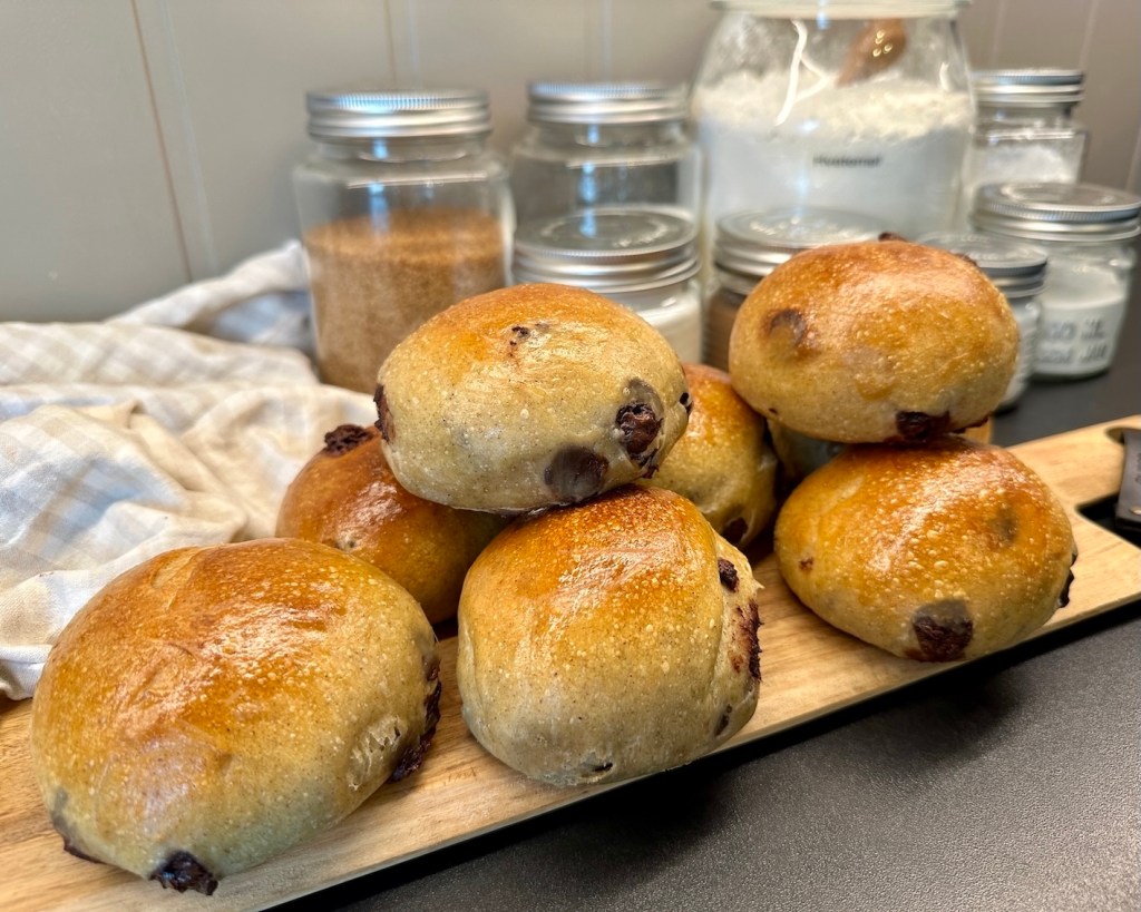 Surdeigsboller med mørk sjokolade og five spice krydder – Henriettes ...